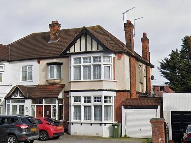 2 bedroom flat in Ilford