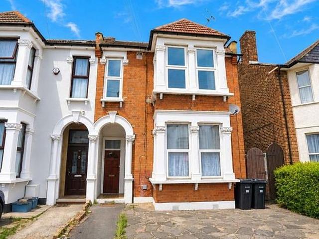 2 bedroom flat in Ilford