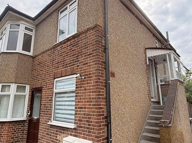 2 bedroom flat in Ilford