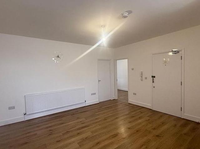 2 bedroom flat in Ilford
