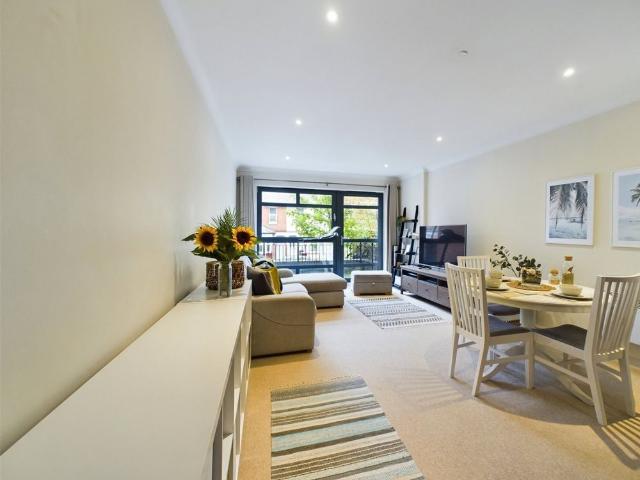 2 bedroom Flat in Kennet Street, Reading