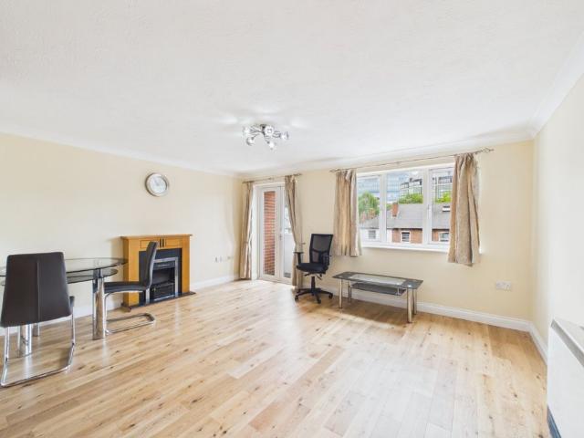2 bedroom Flat in Kings Oak Court, Reading