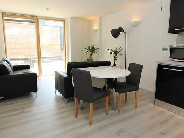 2 bedroom flat in Leeds