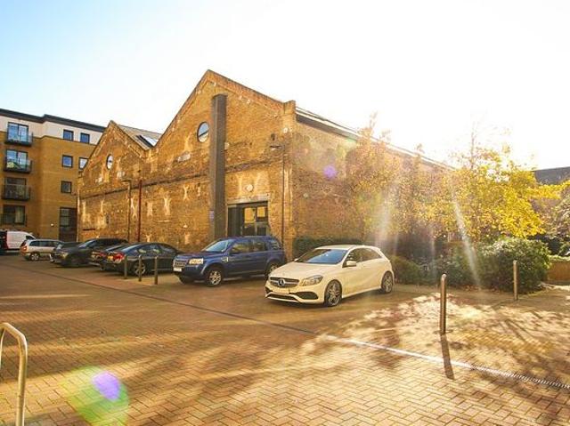 2 bedroom flat in London