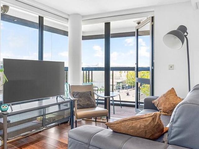 2 bedroom flat in London