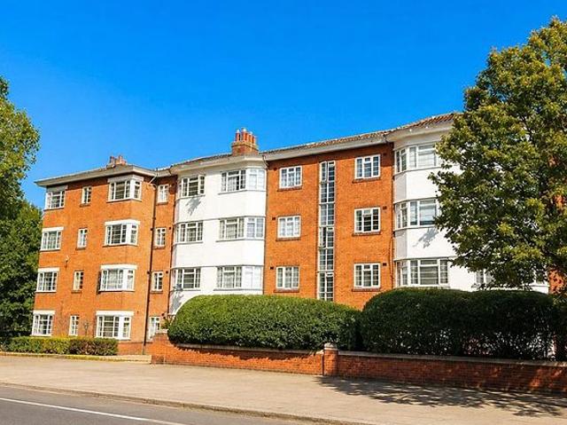 2 bedroom flat in London