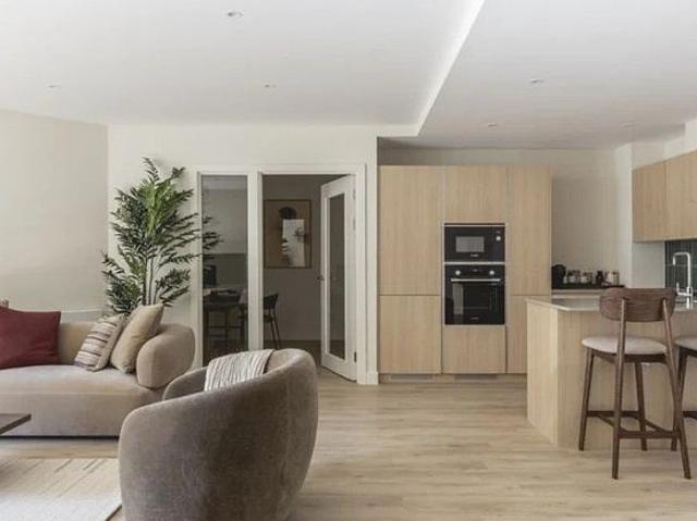 2 bedroom flat in London