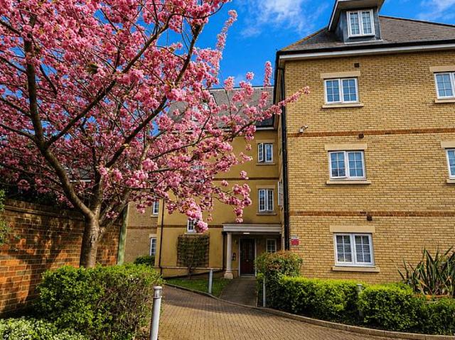 2 bedroom flat in London