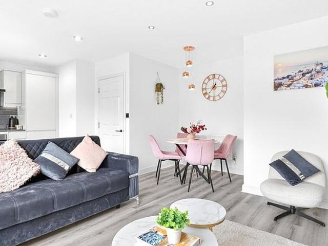 2 bedroom flat in London