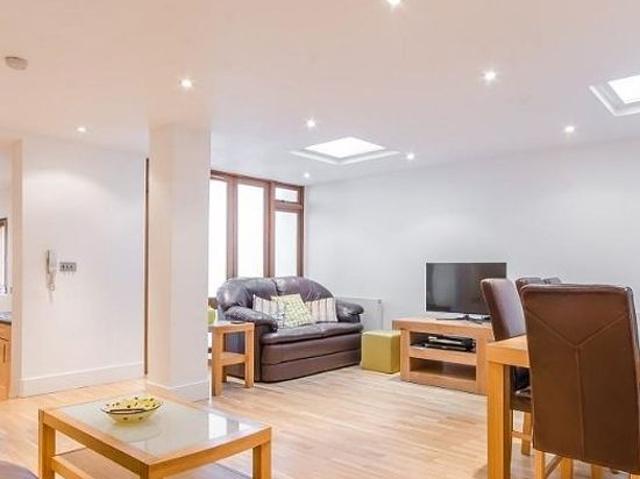 2 bedroom flat in London