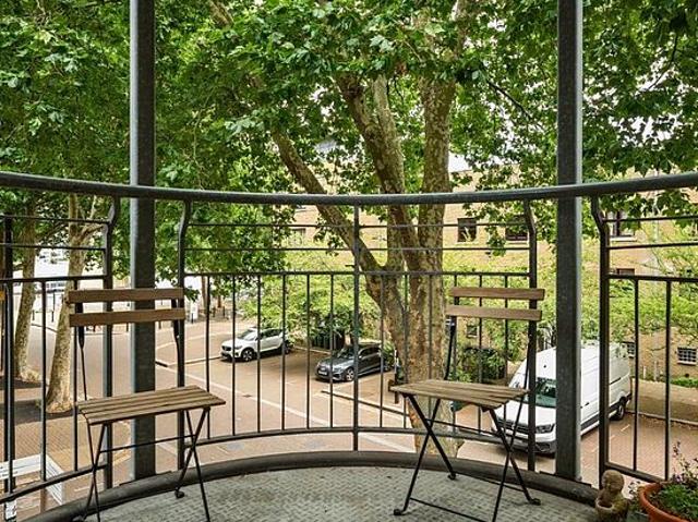 2 bedroom flat in London