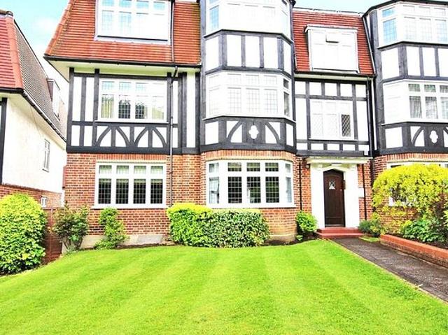2 bedroom flat in Loughton