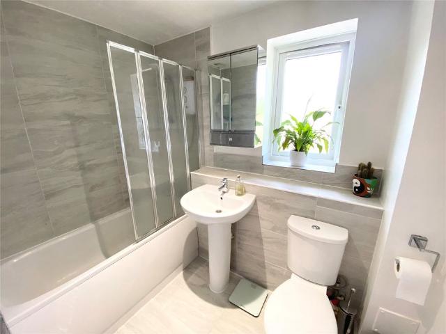 2 bedroom Flat in Masefield Gardens, Crowthorne