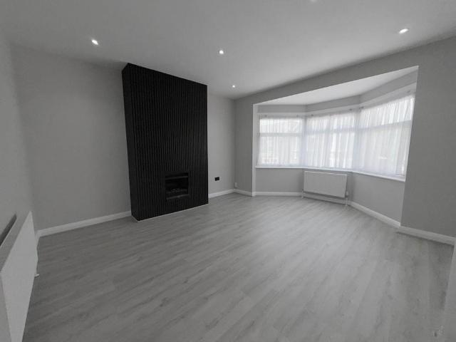 2 bedroom flat in Morley Hill. 2 bed flat to rent £2,000 pcm £462 pw
