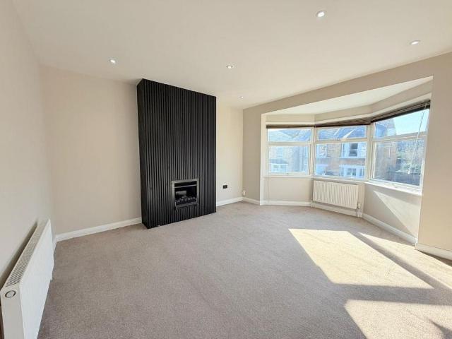 2 bedroom flat in Morley Hill. 2 bed flat to rent £2,000 pcm £462 pw