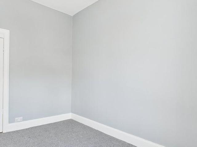 2 bedroom flat in Renfrew