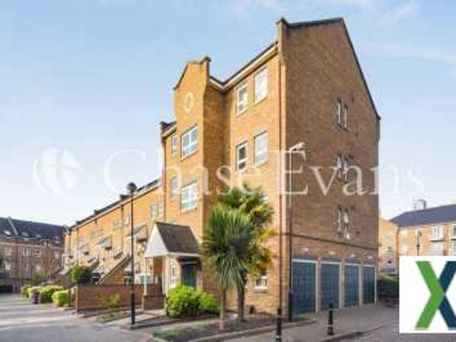 2 bedroom flat in Schooner Close, Isle Of Dogs, London, E14