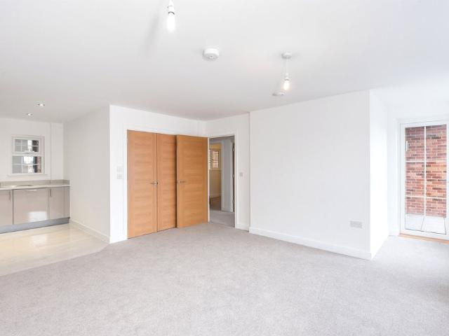 2 bedroom Flat in Saxons Court, Wokingham