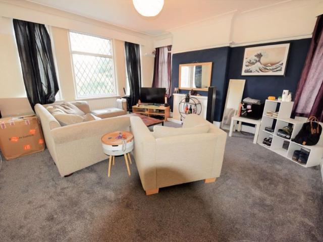 2 bedroom Flat in Sefton Court, Leeds