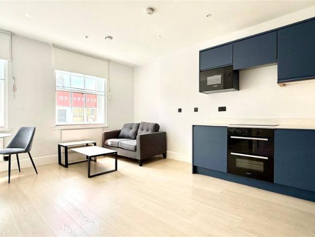 2 bedroom Flat in Station Road, Reading
