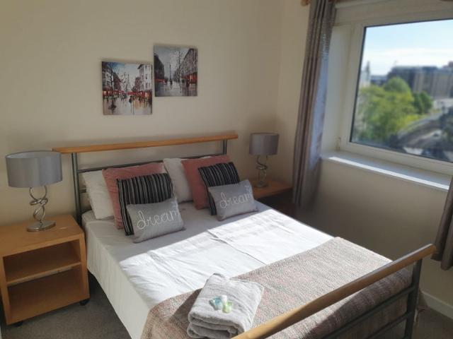 2 bedroom flat, Limehouse Basin, E14