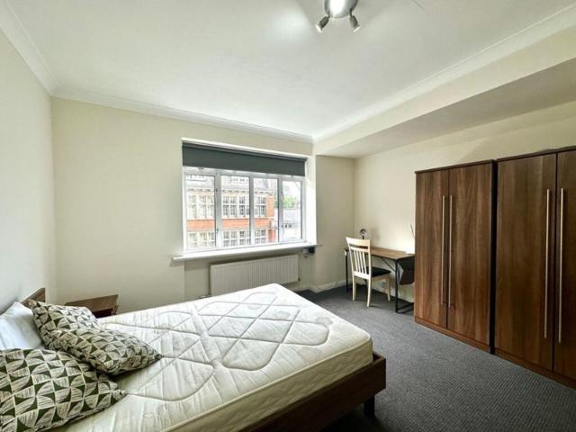2 Bedroom Flat Next to Warren St Station Zone 1
