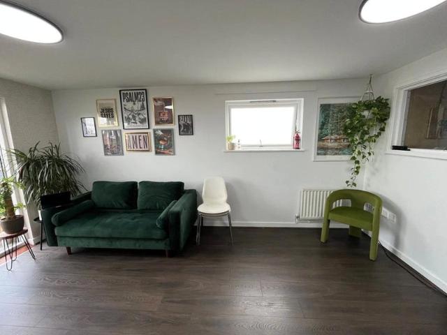 2 Bedroom flat, Private Parking & Communal Garden
