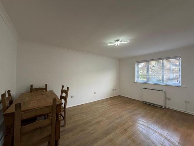 2 Bedroom Flat Purpose Built To Let