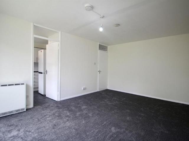 2 Bedroom Flat Purpose Built To Let