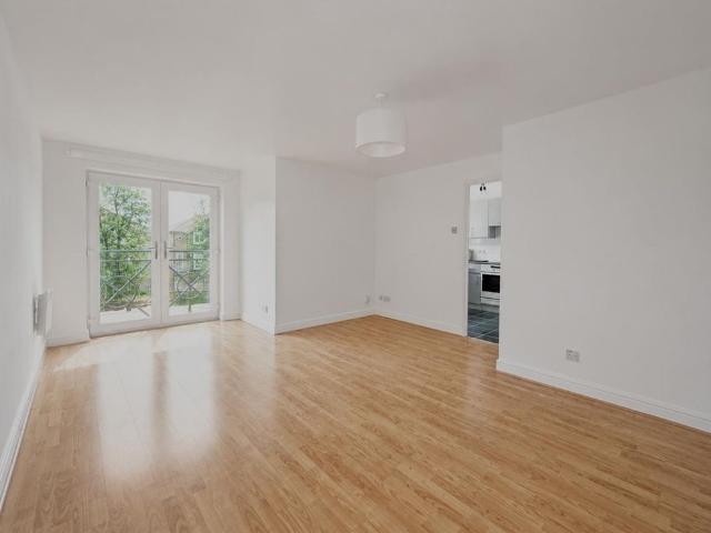 2 Bedroom Flat Purpose Built To Let