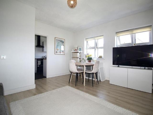 2 Bedroom Flat Purpose Built To Let