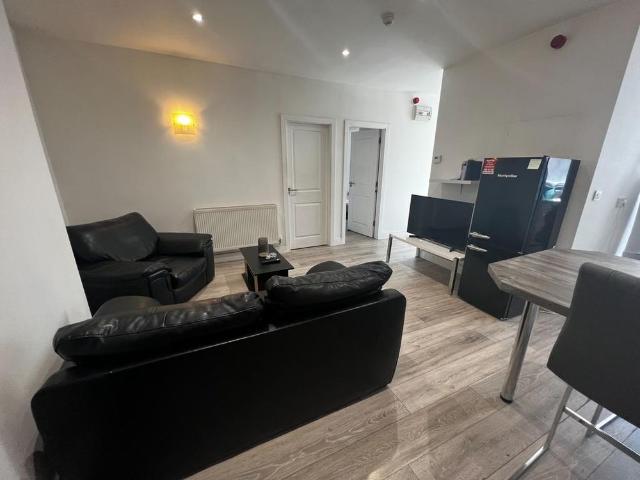 2 bedroom flat share to rent