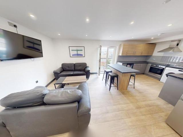 2 bedroom flat share to rent