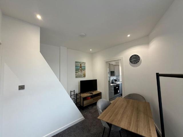 2 bedroom flat share to rent