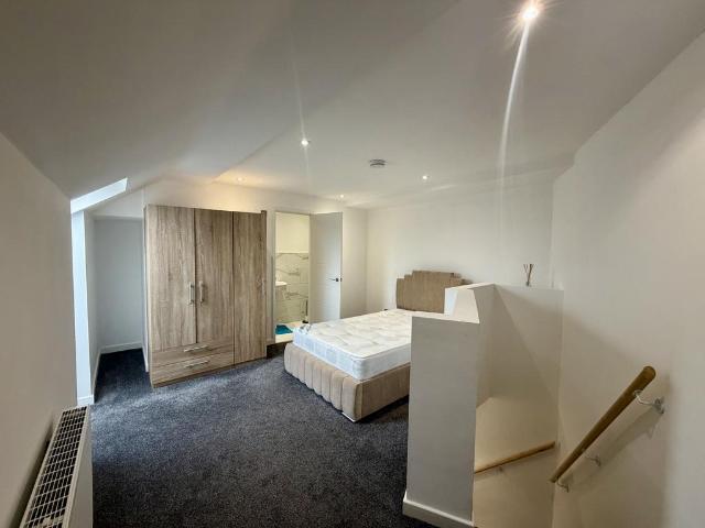 2 bedroom flat share to rent