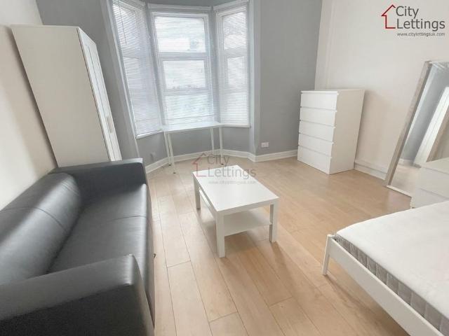 2 bedroom flat share to rent