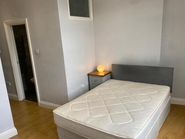 2 Bedroom Flat Share For Rent In London