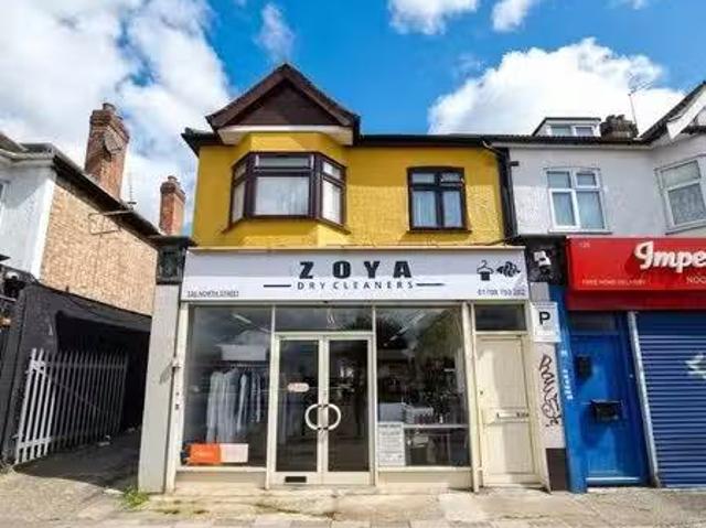 2+ bedroom flat/apartment to rent in North Street, Romford, RM1