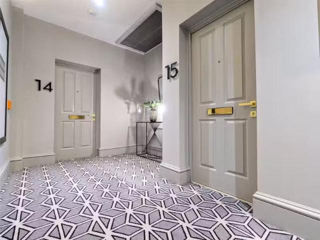 2+ bedroom flat/apartment to rent in East Street, Bedminster.