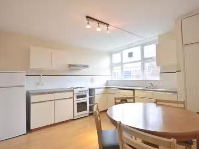 2+ bedroom flat/apartment to rent in Este Road, Battersea, SW11