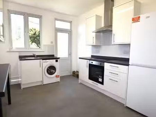 2+ bedroom flat/apartment to rent in Susinteraction Ring, Lond.