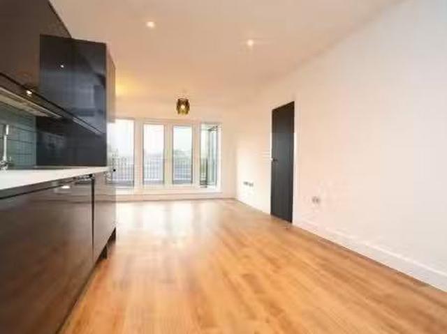 2+ bedroom flat/apartment, newhome to rent in Balham High Road.
