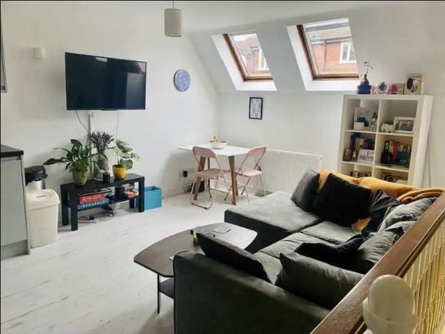 2 Bedroom Fully furnished House in Didsbury