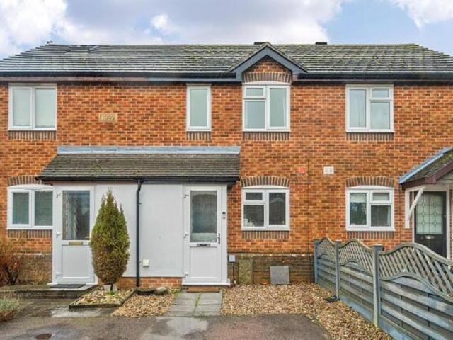 2 Bedroom House Caterham Surrey LS98930127