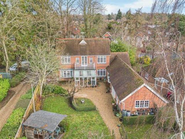 2 Bedroom House Caversham Reading LS99641801