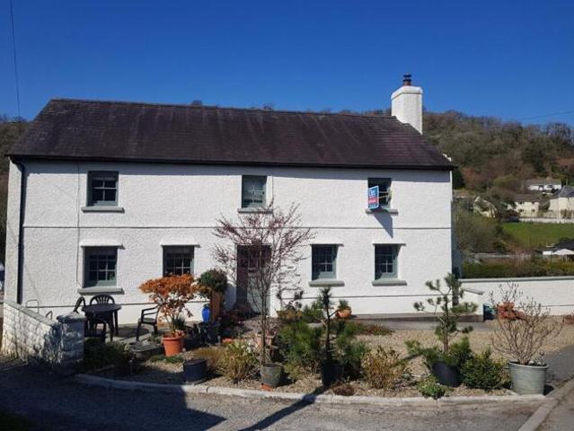 2 Bedroom House Carmarthen Carmarthen 98903240