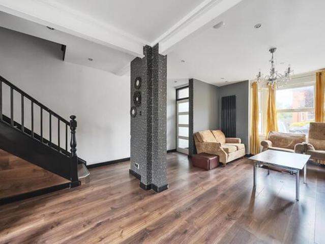 2 Bedroom House Cheltenham Gloucestershire 99773938