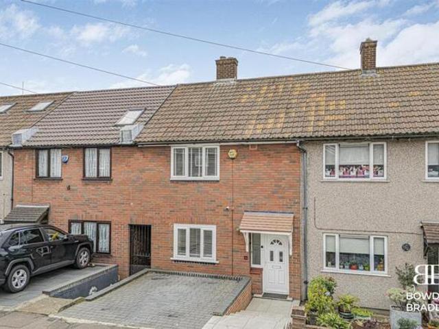 2 Bedroom House Chigwell Essex 100024205