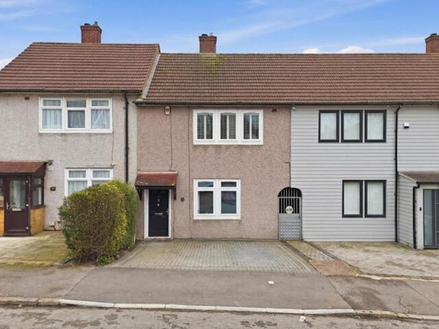 2 Bedroom House Chigwell Essex 100456899