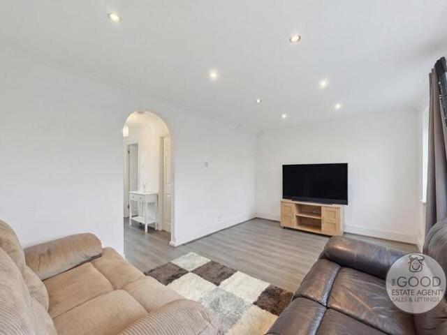 2 Bedroom House Chigwell Essex 99641827